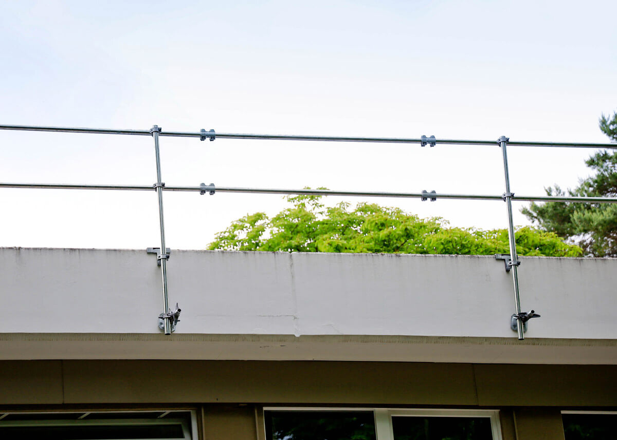 Dachrandgerüst - Temporäre Absturzsicherung am Flachdachrand