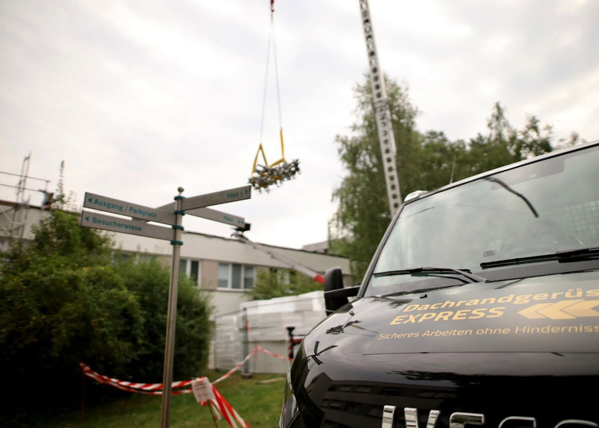 Dachrandgerüst - Temporäre Absturzsicherung am Flachdachrand