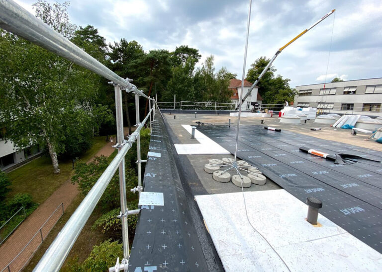 Dachrandgerüst - Temporäre Absturzsicherung am Flachdachrand