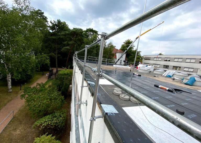 Dachrandgerüst - Temporäre Absturzsicherung am Flachdachrand